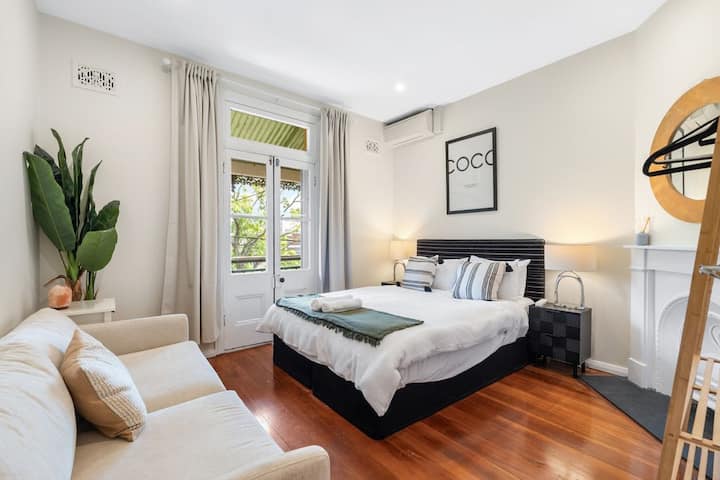 Rare 4br In Dawes Point | Walk To Harbour Bridge - Sydney