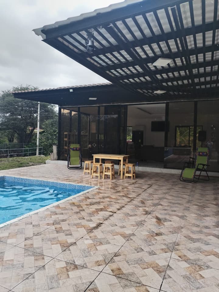 Casa Vacacional Con Piscina Y Jacuzzi En Yunguilla - Santa Isabel