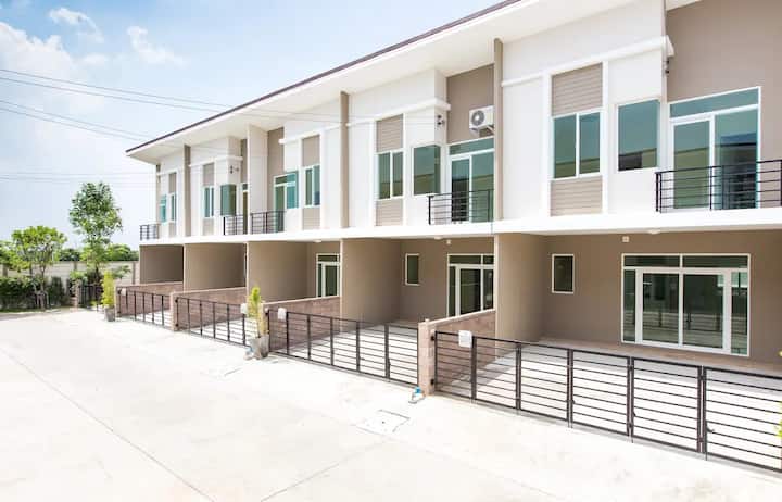 Modern 3br Townhouse Near Airport Bangkok - Lat Krabang