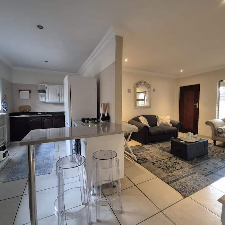 Luxurious 2-bedroom French Cottage With Parking - Krugersdorp