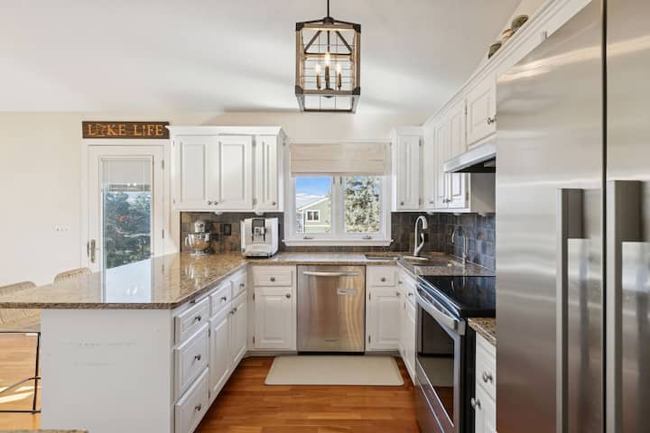 Premium Modern 3 Bed | Hot Tub | Medicine Lake - Plymouth, MN