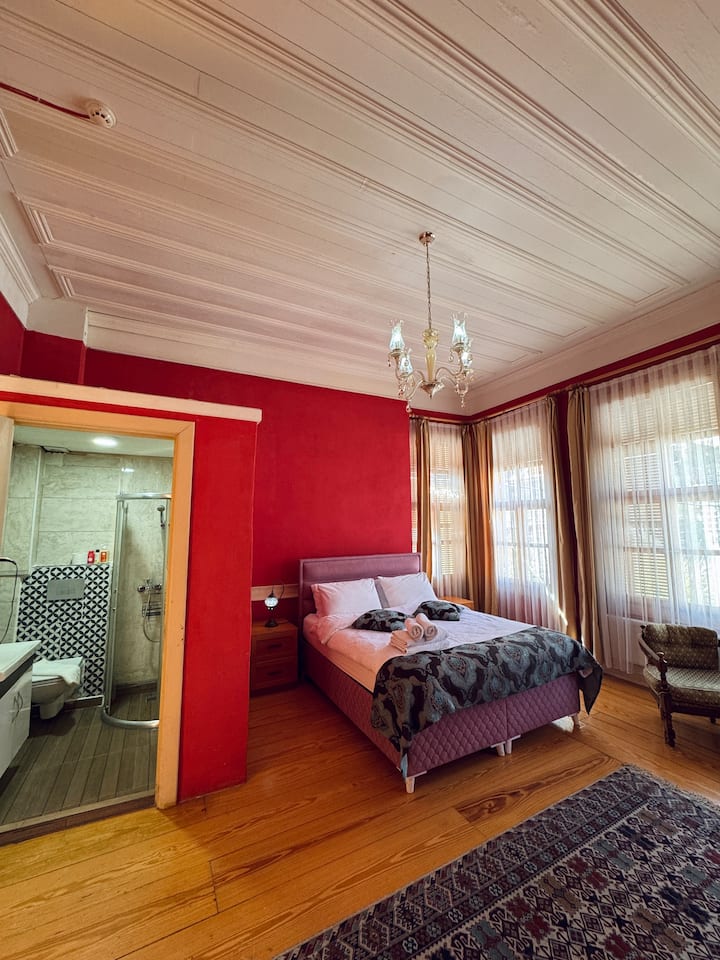 Büyük Ada’da  Tarihi Konakta Oda Ve Kahvaltı - Adalar