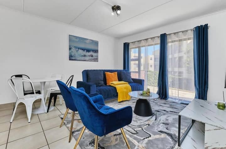 Fourways 6 Sleeper | Min To Montecasino | Lanseria - Chartwell