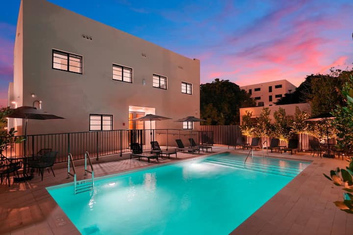 Escape To Miami: 2 Bedroom Apartment With Pool - Miami