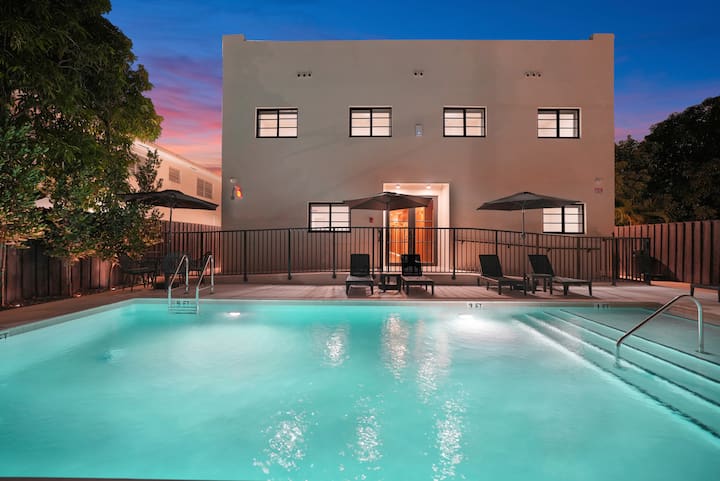 Spacious 3 Bedrooms Apt, 2 Bathrooms And A Pool - Miami, FL