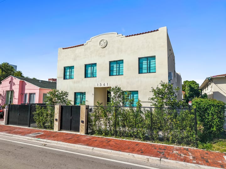 3-bedroom Family Apartment, 2 Bathrooms And A Pool - Miami, FL