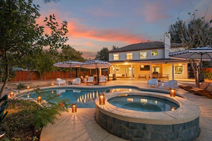 Casa Tierra | Pool | Sleeps 16 | Family Getaway - Leander, TX