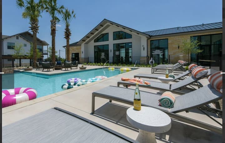 Nice Quiet Community With Swimming Pool And Gym - Canyon Springs - San Antonio