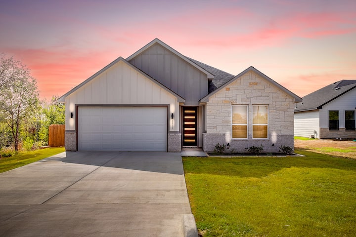 Beautiful New Home | Sleeps 9 | Fenced Yard - Granbury, TX