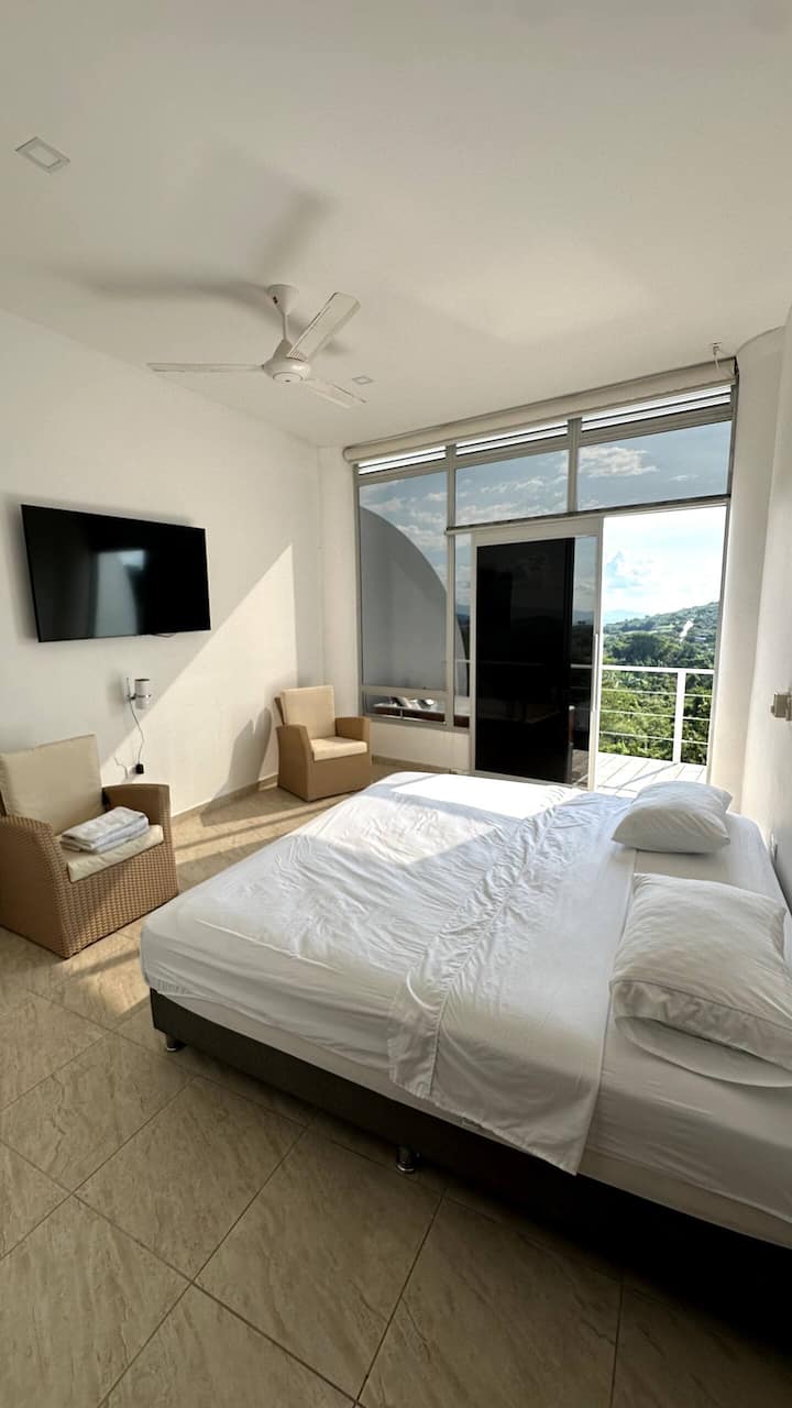 Suite Moderna Spa Pareja - La Mesa