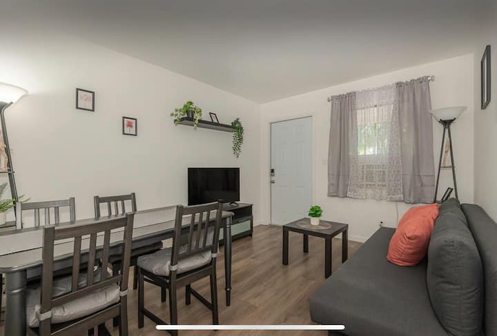 Sunshine And Comfort In A Charming Space - Fort Lauderdale, FL