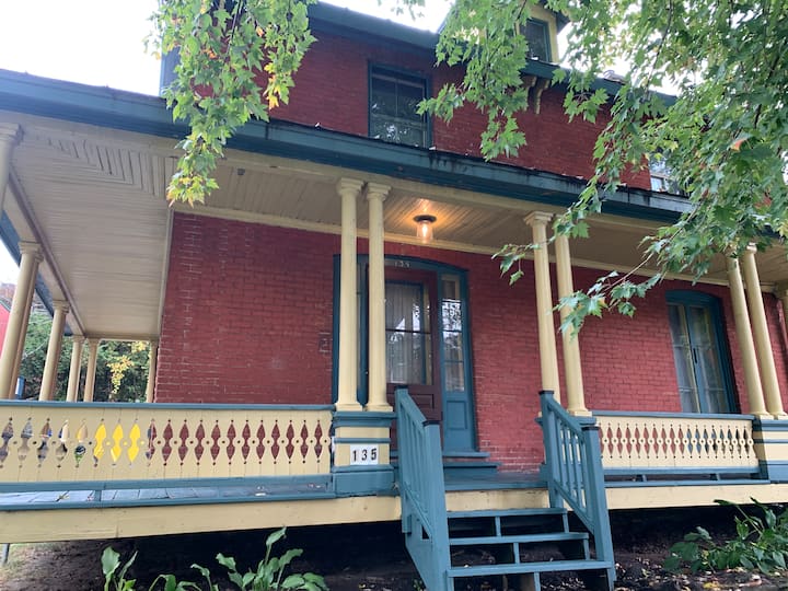 Room Downtown In A Historical House - Sherbrooke