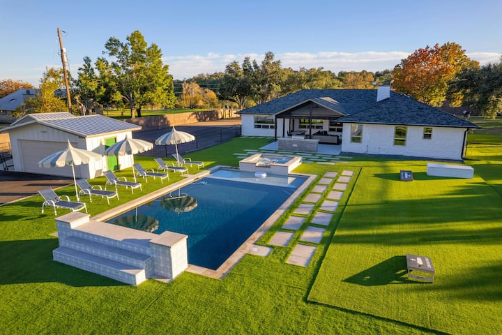 Camp Starlightluxe Villa W/ Pickleball, Pool, Spa - Dripping Springs, TX