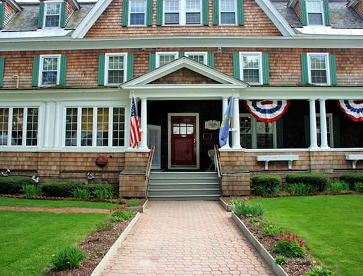 Crafts Inn Hotel W/en-suite Kitchen, Pool & H-tub - Wilmington, VT