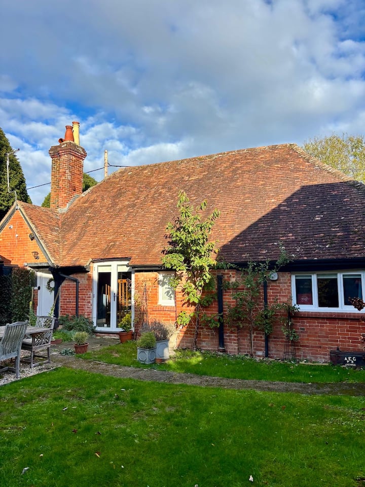 Country Cottage + Converted Barn Suite - Amesbury