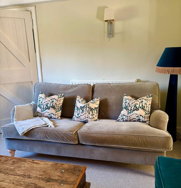 Country Cottage + Converted Barn Suite - Amesbury