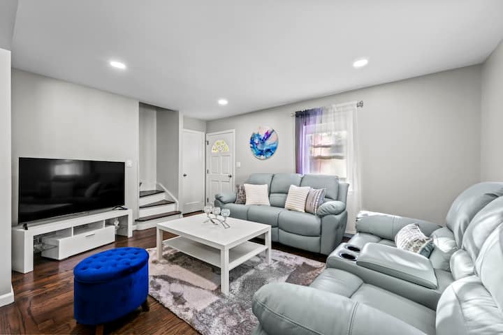 Cozy Renovated 3br Home Near Shops & Parks - Connecticut