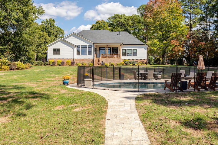 Newly Built Waterfront Oasis Pool, Dock, Beach - Davidson, NC