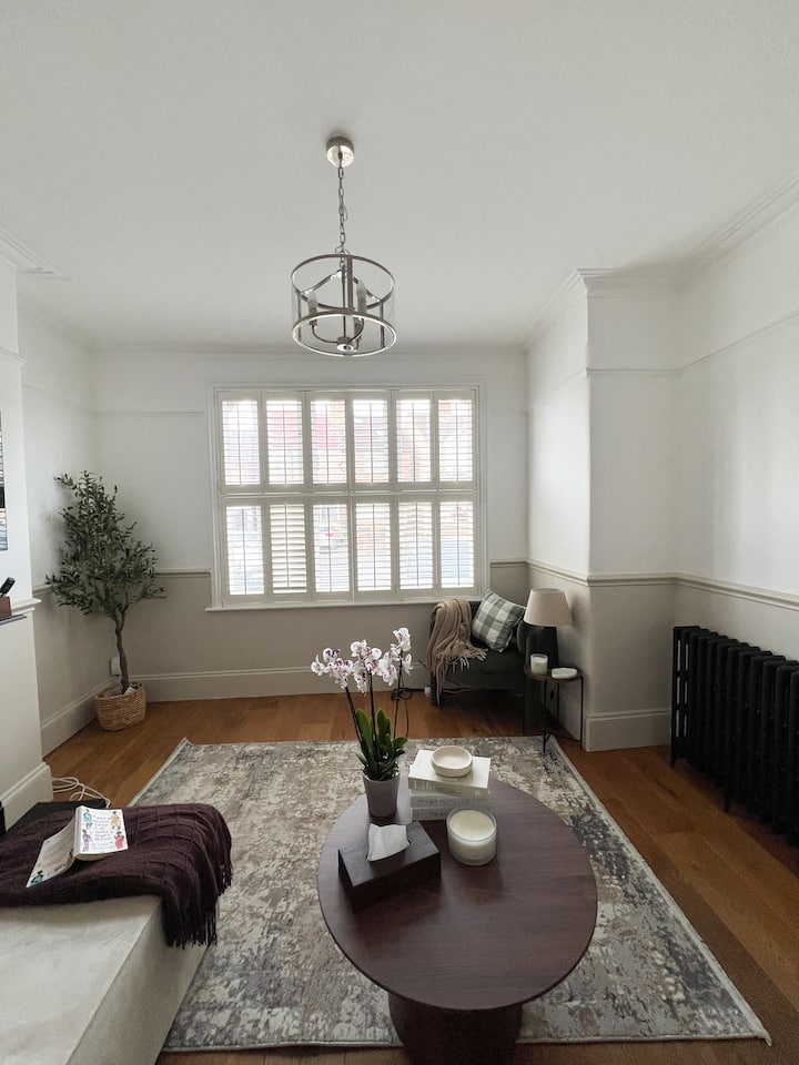 Modern 4-bed Home | Sleeps 9 | Garden & Parking - Dartford