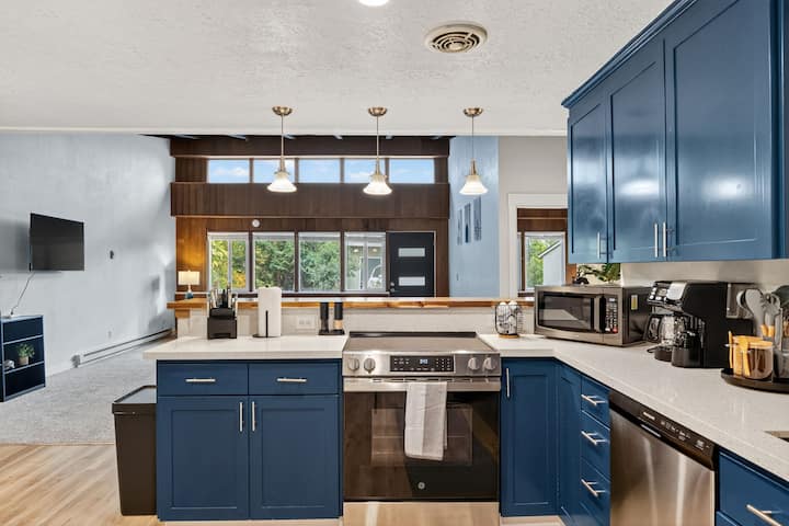 Mid-century Escape | Near Forest Park - Beaverton, OR