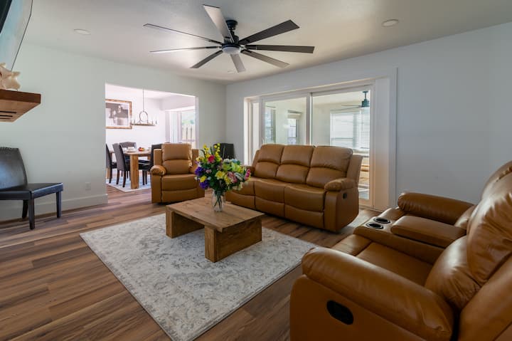 Clean, Spacious Dolphin Getaway Minutes From Beach - South Pasadena, FL