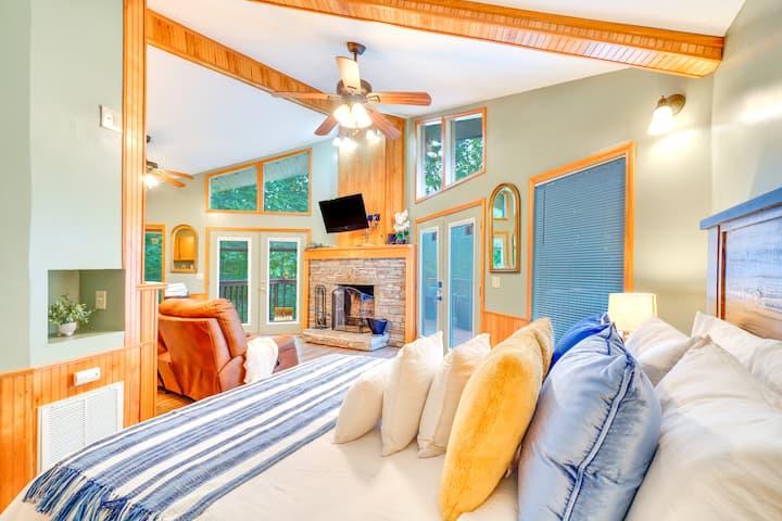 Cozy Romantic Cabin | Hot Tub • Fireplace • Pool - Gatlinburg, TN