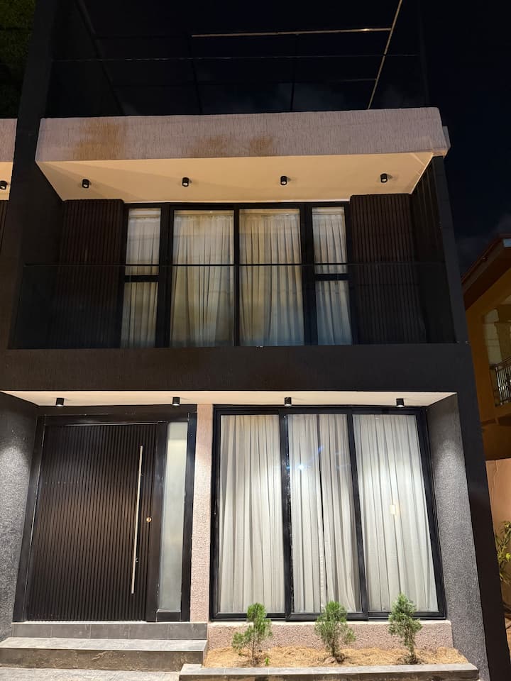 Luxury 3-bedroom Townhome With Cozy Charm | Prime! - Ghana