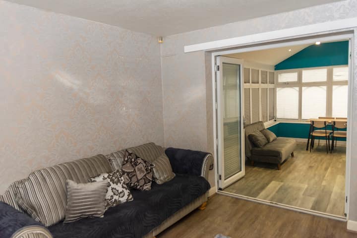Spacious 3-bed Home • Etihad Stadium • Coop Live - Oldham