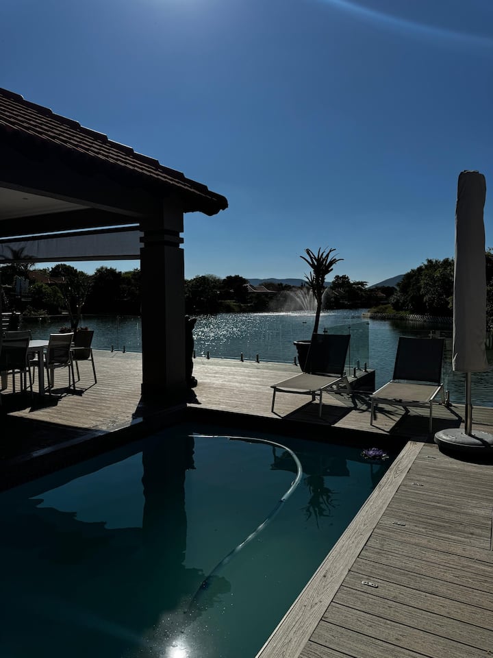 Pecanwood Stylish Villa Hartbeesport Dam - Hartbeespoort