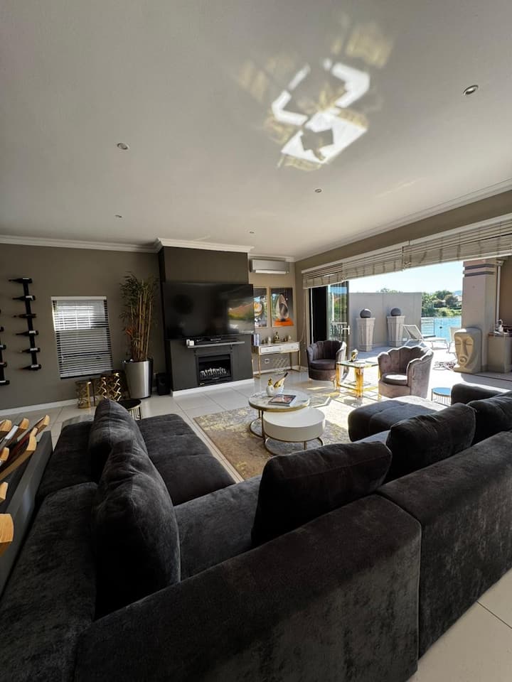 Pecanwood Stylish Villa 4br | View Pool Golf - Hartbeespoort