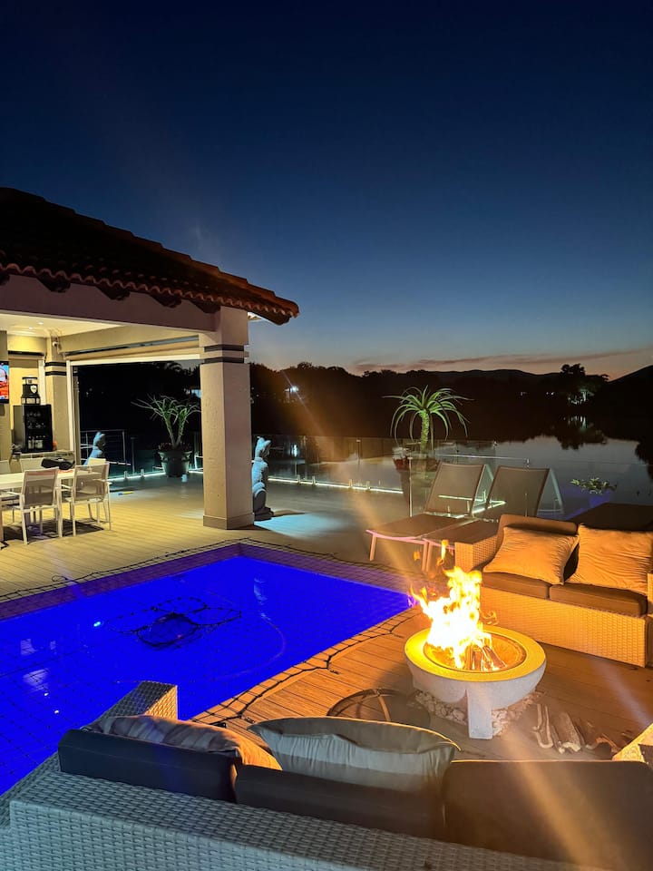 Pecanwood Stylish Villa Hartbeesport Dam - Hartbeespoort