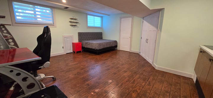 Basement Studio Apartment - カナダ キングストン