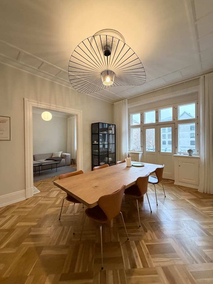 Elegant Herskabslejlighed På Frederiksberg - Copenhagen