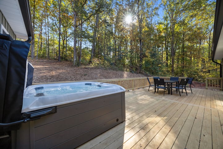 Luxury Lake Escape • Private Hot Tub + Firepit - Lexington, NC