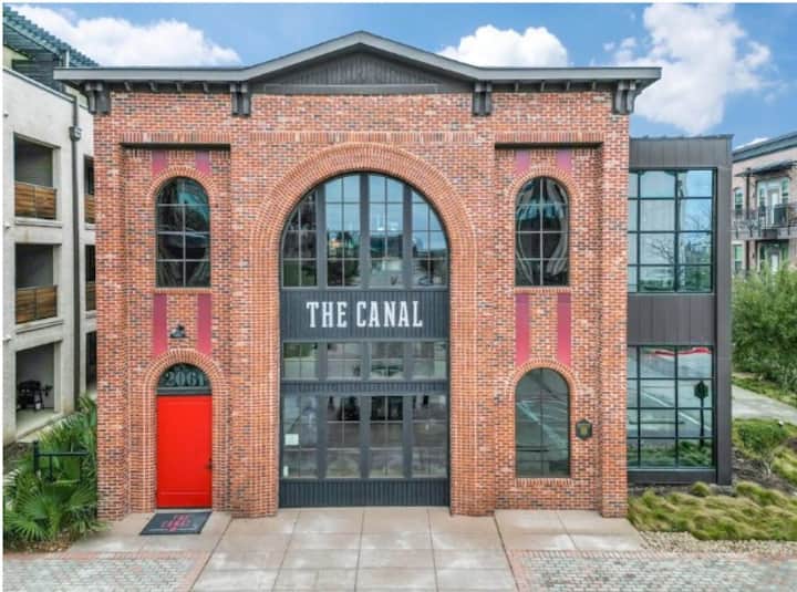 Top-floor Retreat Overlooking The Canal - Carrollton, TX