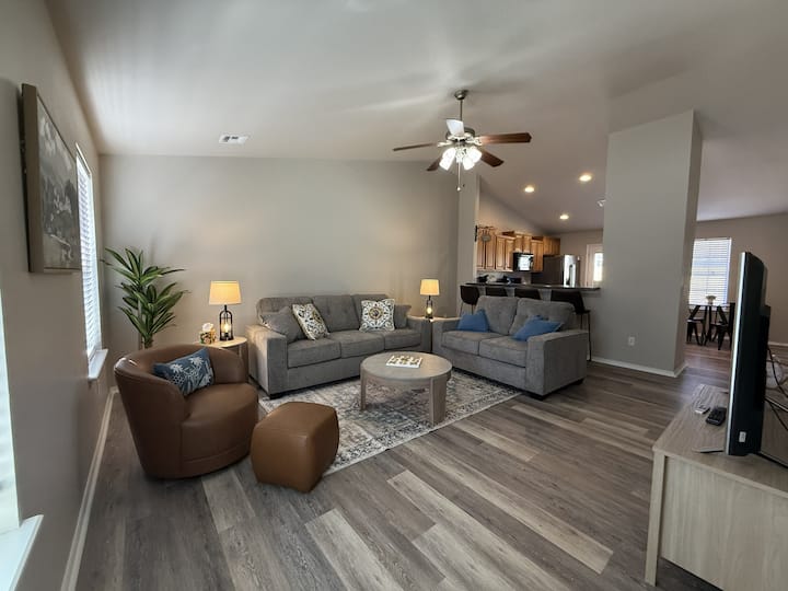 Cozy Family Retreat W/ Game Room & Lg Fenced Yard - Broken Arrow, OK