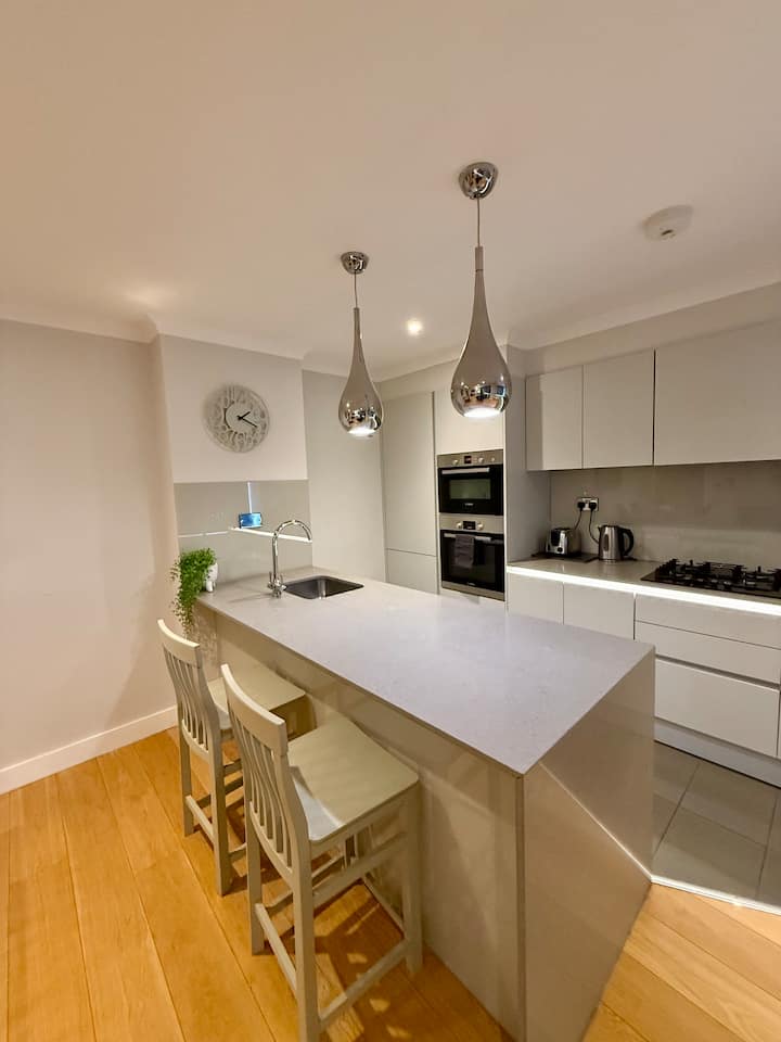 Charming Flat Near Kew Gardens | Sleeps 5 - Brentford