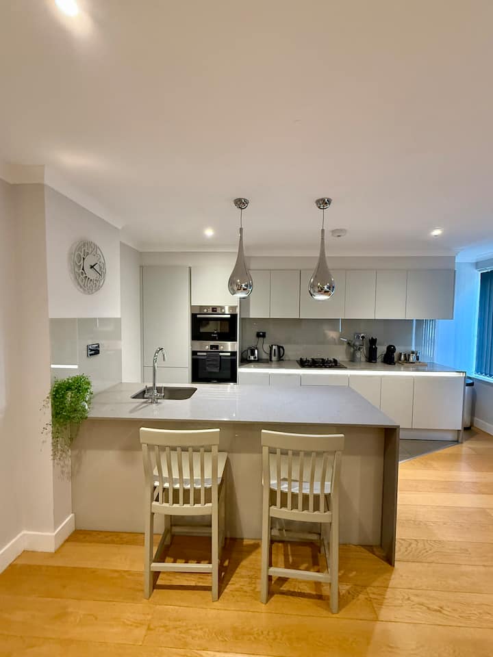 Prime London Stay – Chic, Cosy & Sleeps 5 - 賓福特