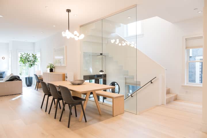 3br 2.5ba Modern Luxury Home Near Downtown & Fifa - Vancouver
