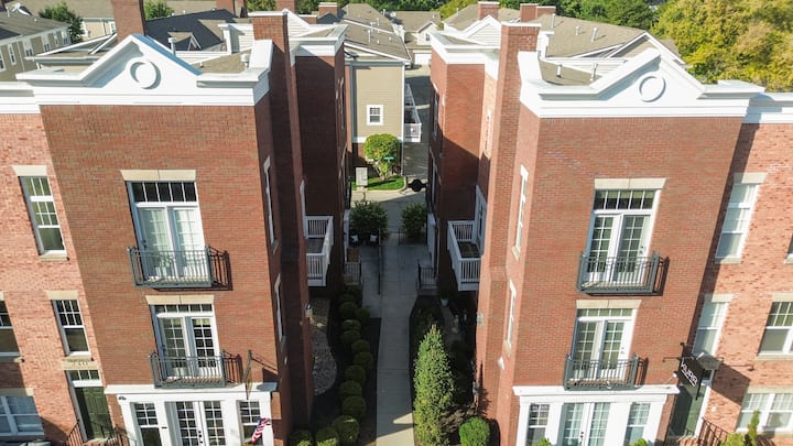 Downtown Carmel Townhouse – Walk To Everything! - Carmel, IN