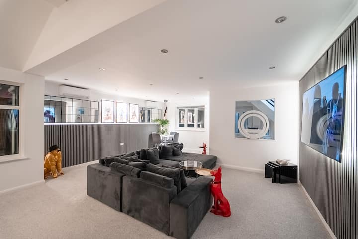 Stunning 3 Bedroom Luxe Home | Hot Tub | Parking - Watford
