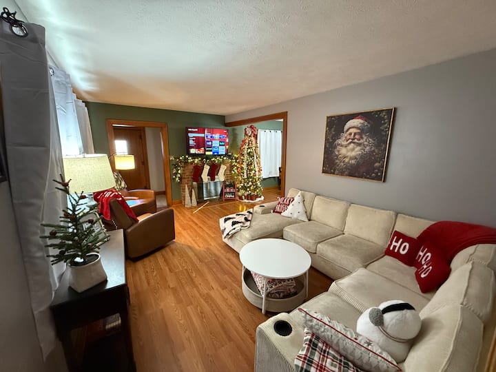 Cozy Christmas Cottage • No Cleaning Fee! - Bavaria, KS