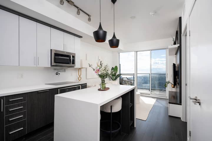 Elegant Sunset Lake View Suite With Parking - Toronto