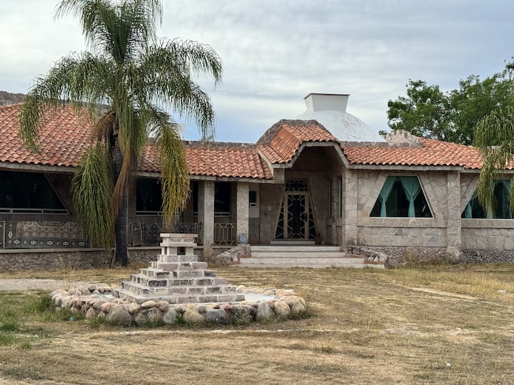 Casa Campestre Con Temática Egipcia. - León, México