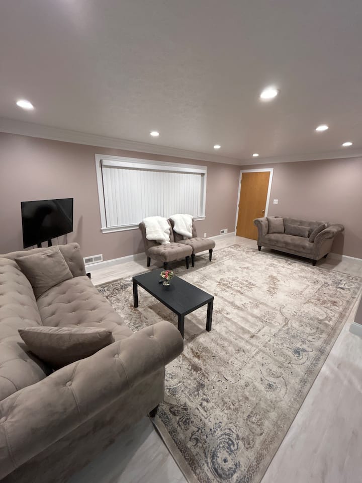 Cozy, Peaceful Home In Parma Neighborhood - Parma, OH