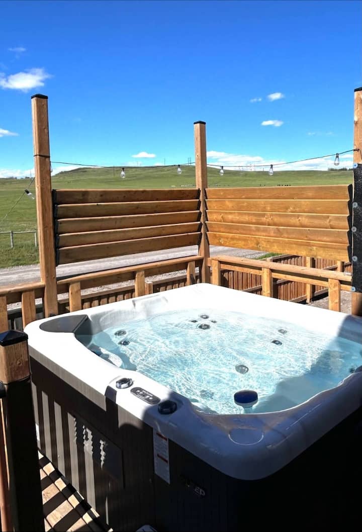 3 Br Mountain View Getaway With Hot Tub - Cochrane
