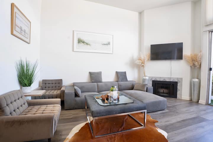 2b2b For 5 With Hollywood Sign View + Free Parking - Hollywood, CA