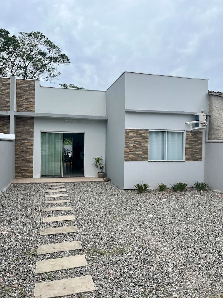 Karvat - Casa Com Piscina E A/c à 700 Mt Da Praia - Itapoá