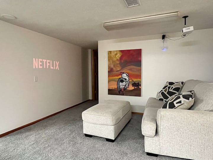 Bright Retreat Near Aksarben | Pets Welcome - Omaha, NE