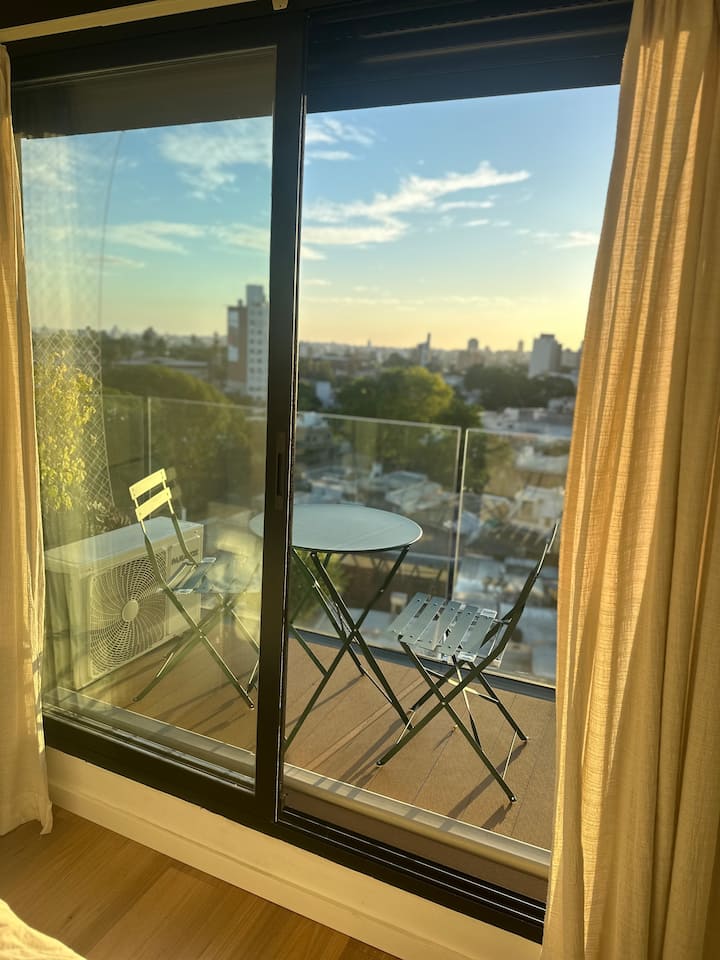 Modern Top Floor W/ Balcony Garage + Sleeps 4 - Montevideo
